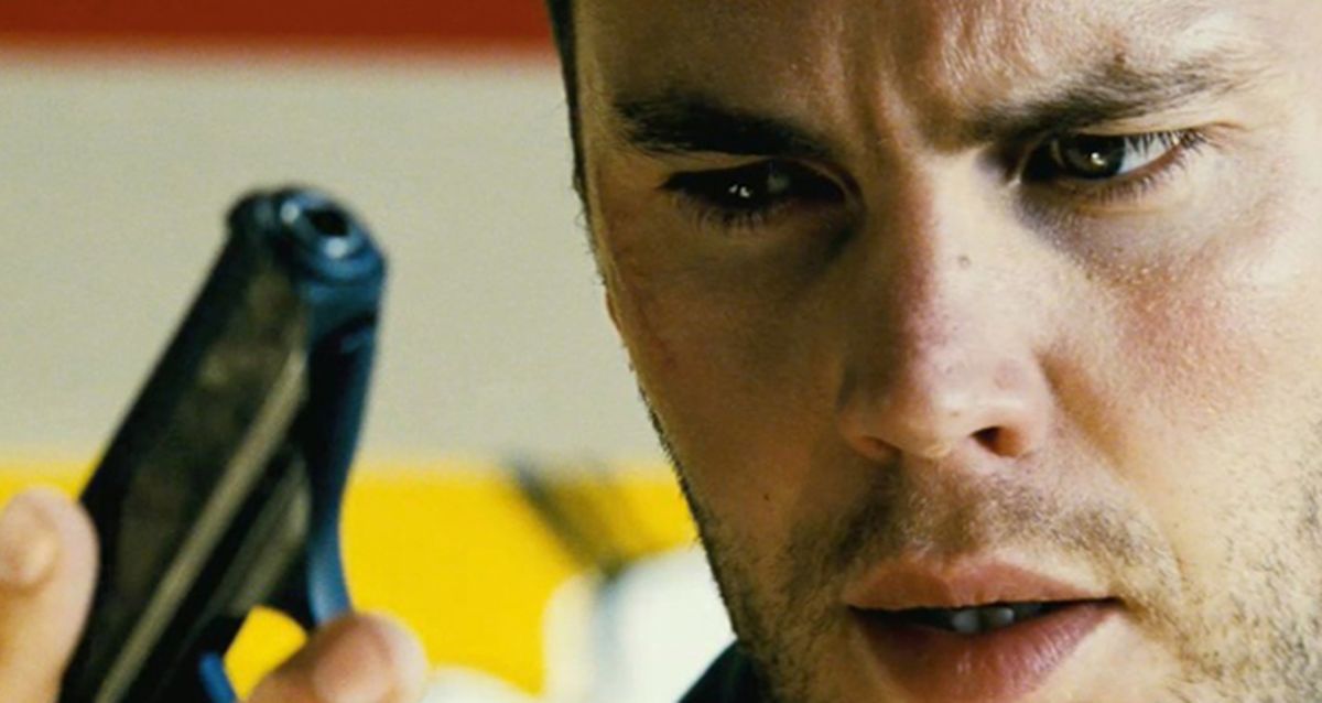 Taylor Kitsch se pone chungo en Exit 147