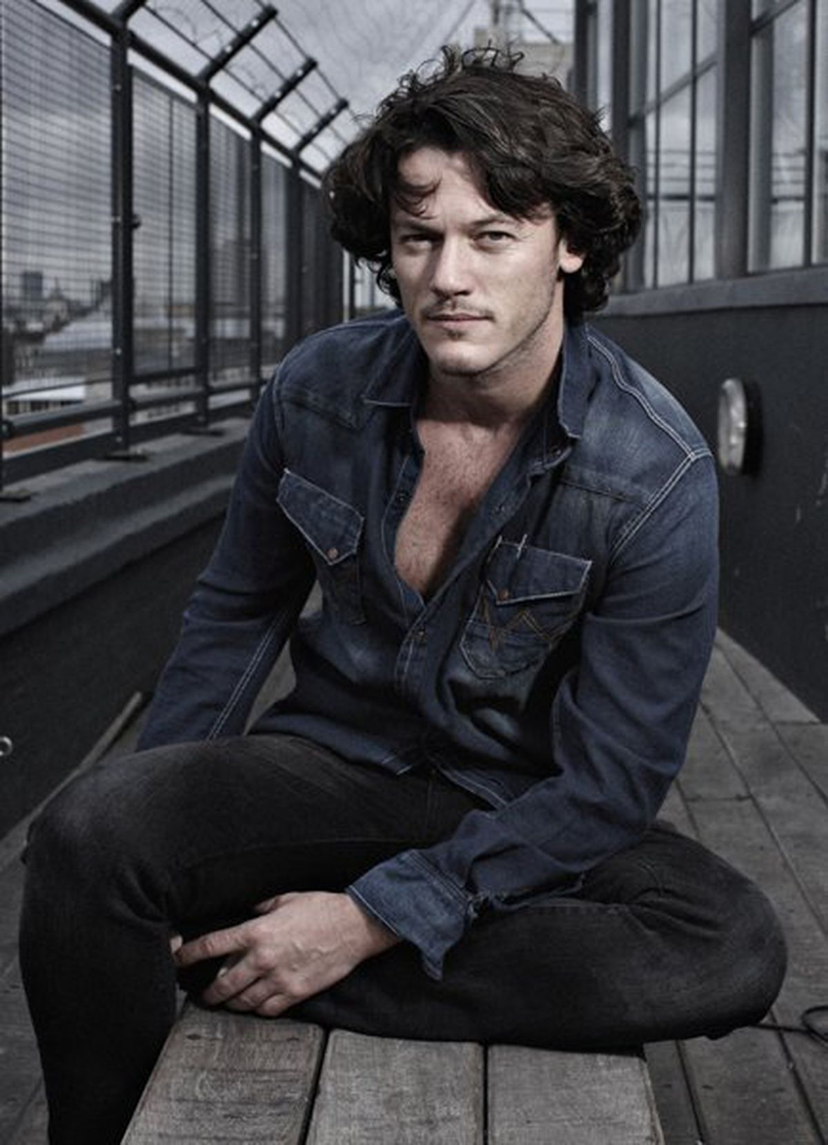 Luke Evans protagonizará El cuervo