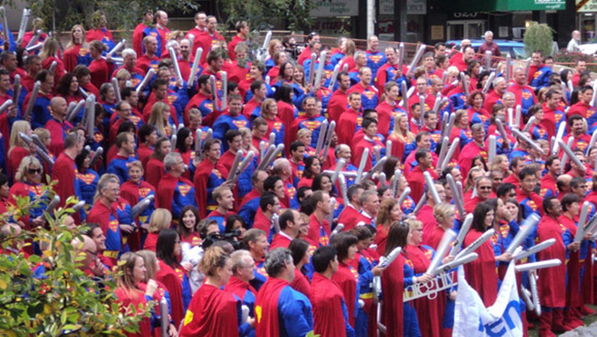 Un ejército de 542 Batman bate el récord Guinness