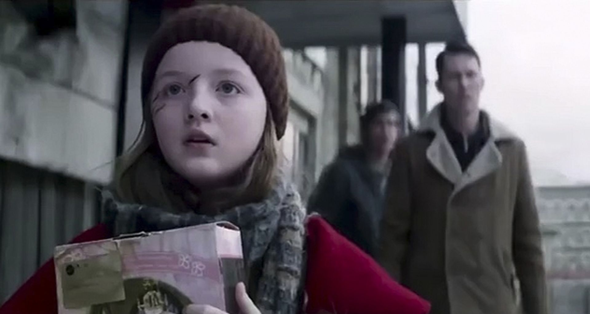 Crítica de Extinction con Matthew Fox y Clara Lago