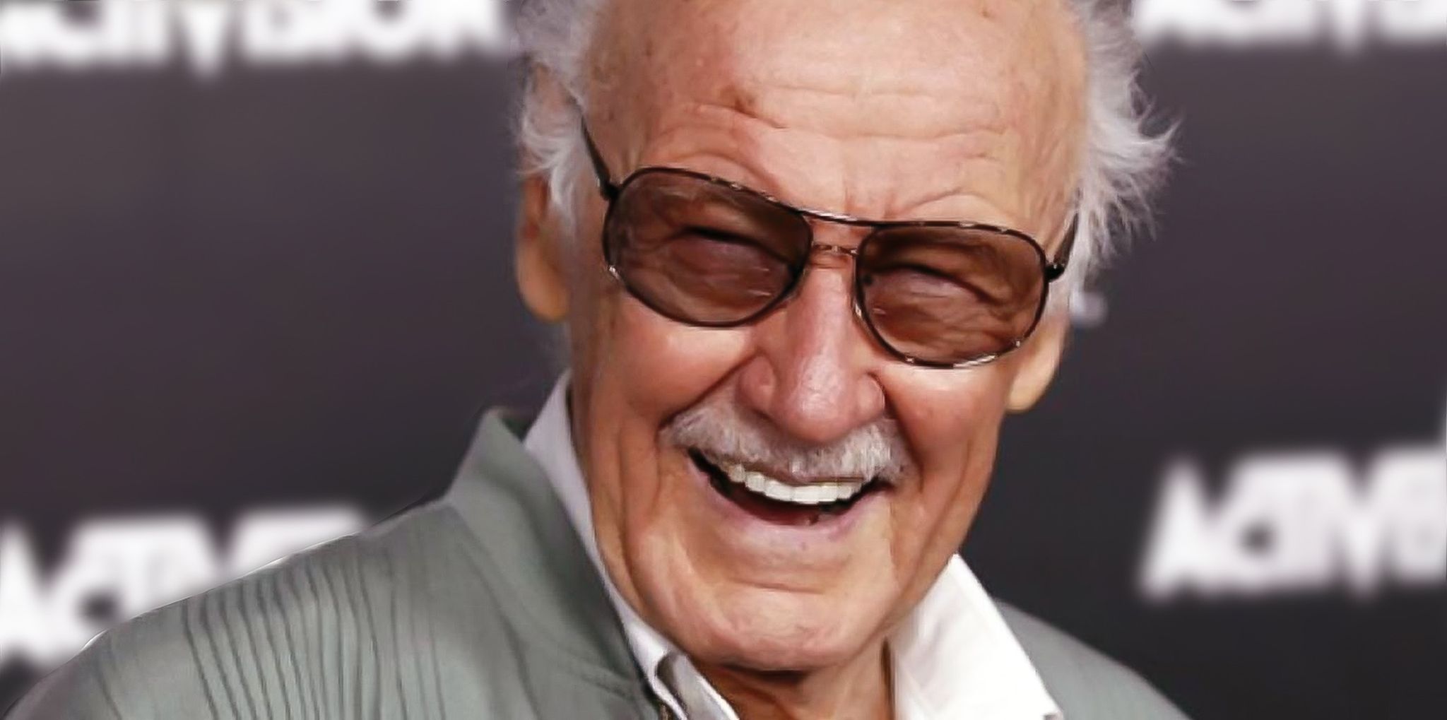 Stan Lee es amenazado por dos hombres armados en su casa