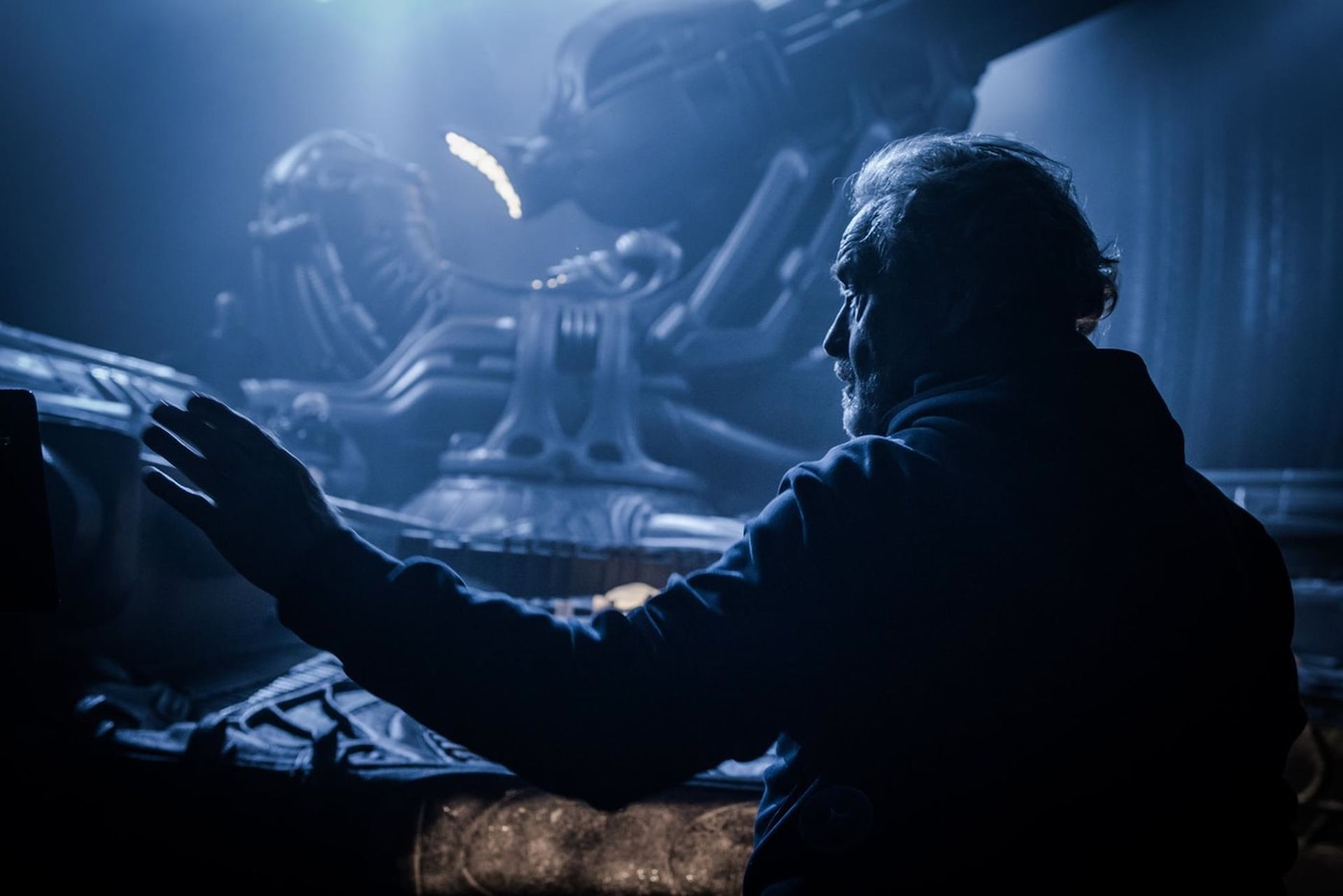 Alien: Covenant - Ridley Scott y un Space Jockey en la nueva imagen