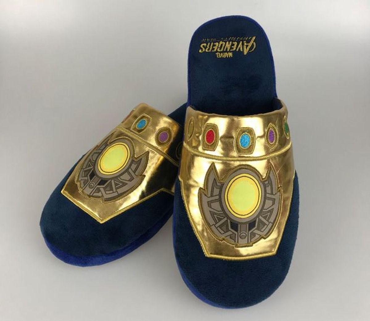 Ya puedes comprar el albornoz y las zapatillas de Thanos en Vengadores ...