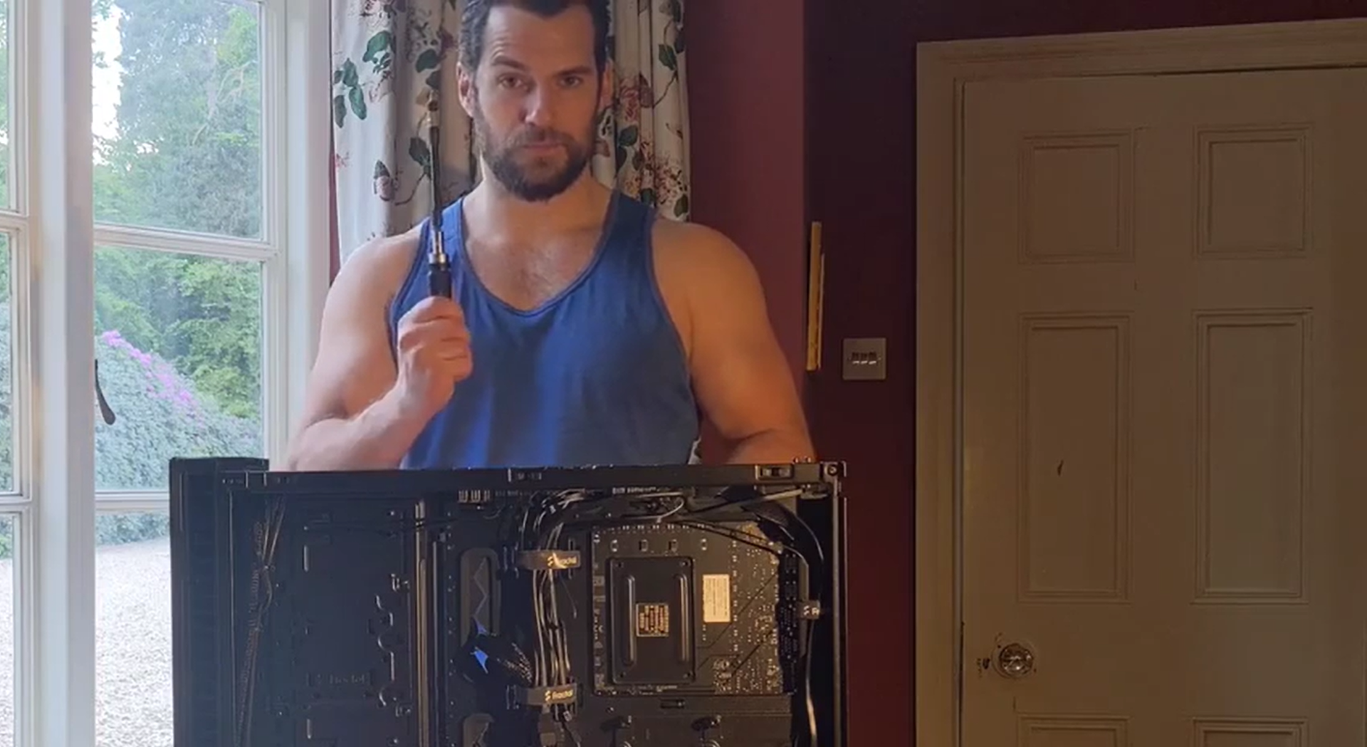 El vídeo de Henry Cavill montando un PC del que todo el mundo habla