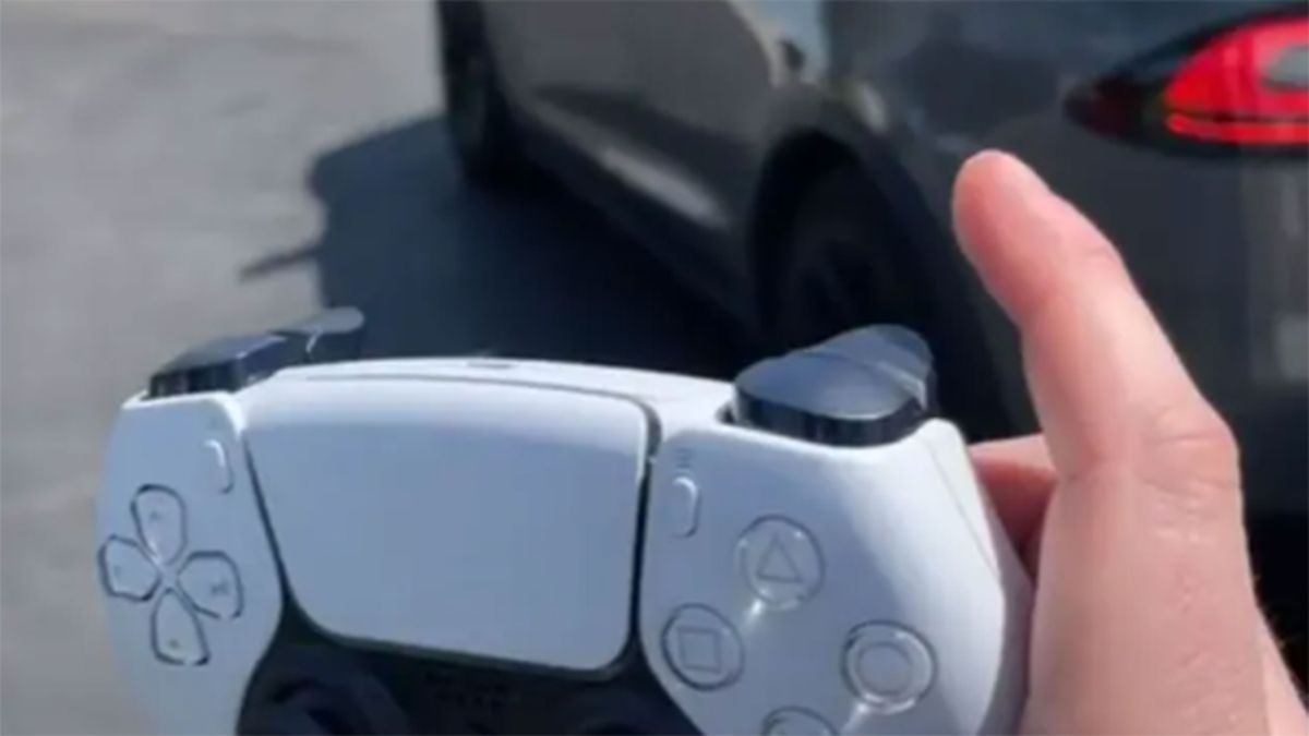 Afirma poder conducir su Tesla con el mando DualSense de PS5