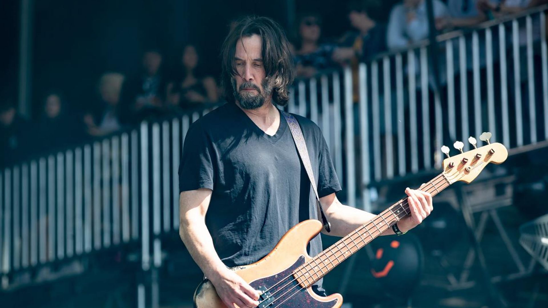 Keanu Reeves vuelve a los escenarios con su banda de grunge y rock ...