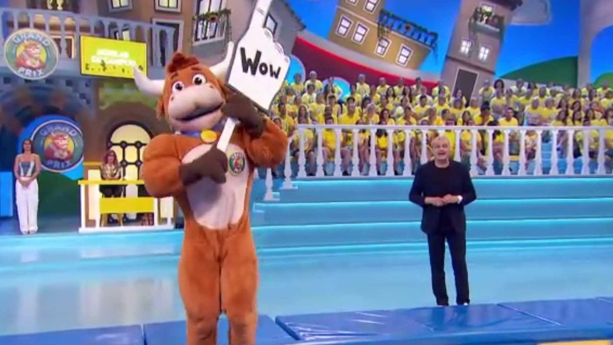 La vaca de Grand Prix hace su trabajo... y un concursante le lanza un ...