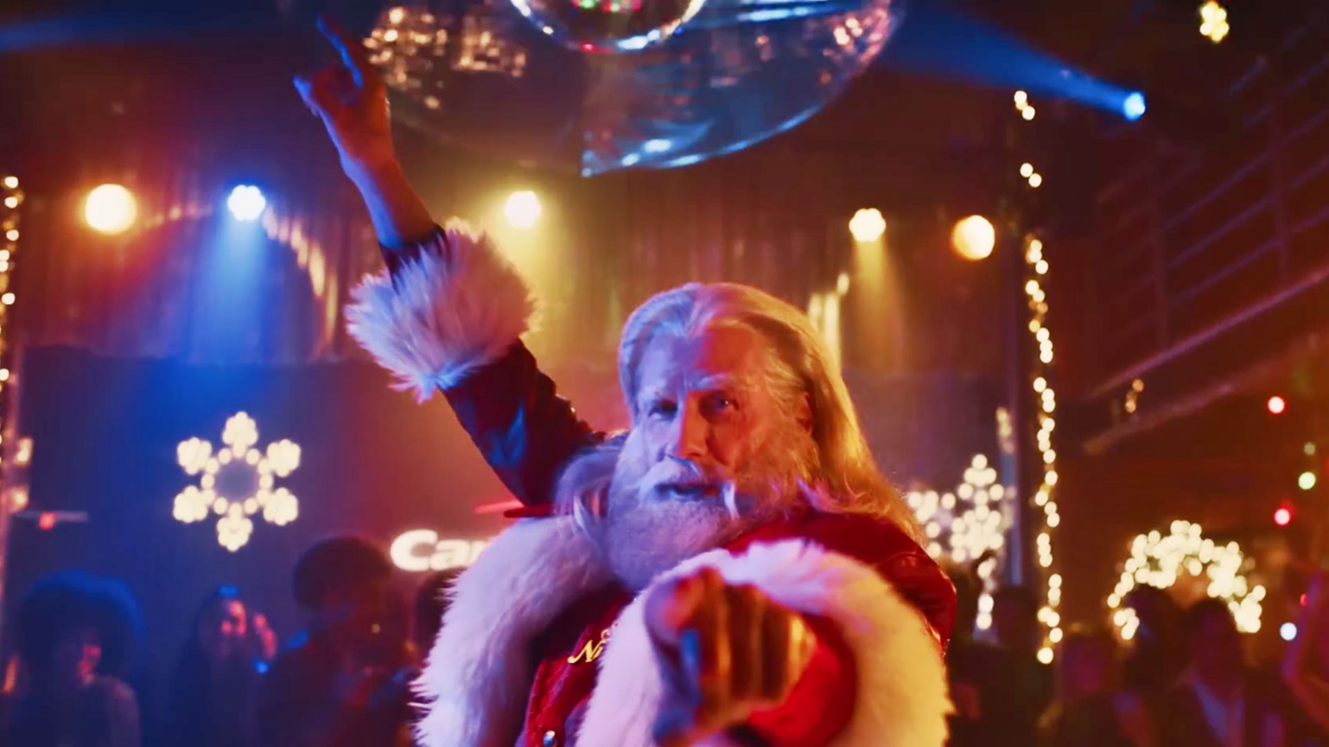 John Travolta rememora su mítico baile de Fiebre del sábado noche... ¡vestido de Santa Claus!