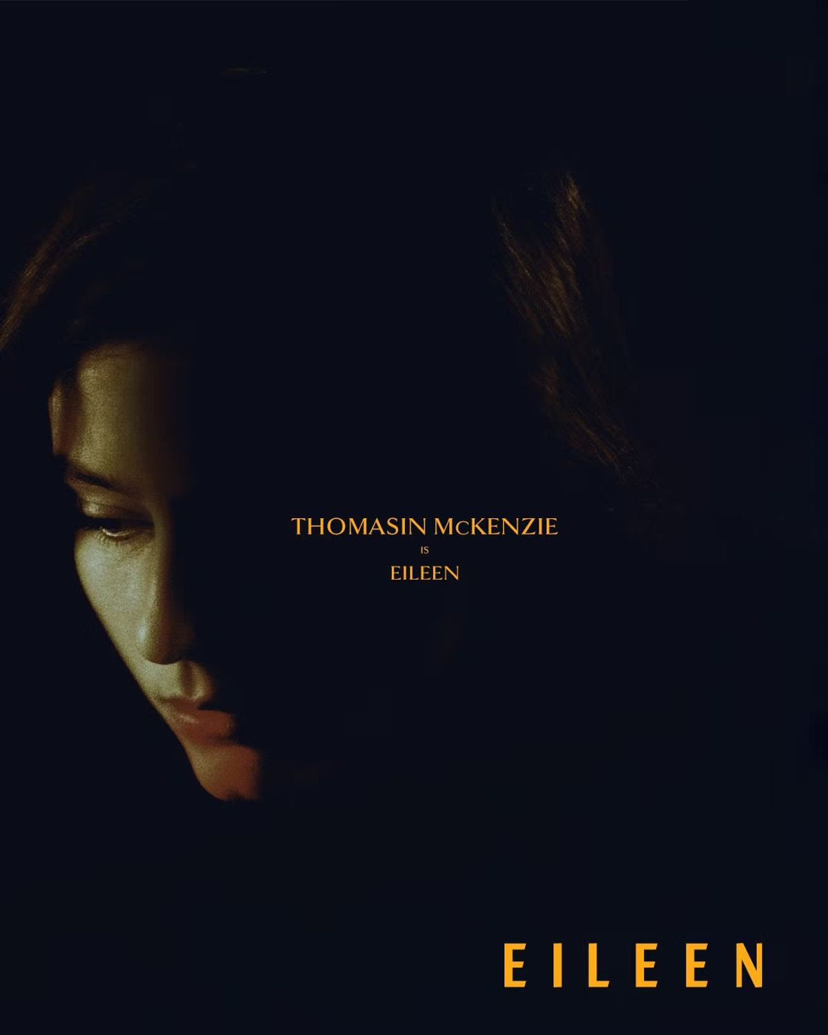 A Thomasin McKenzie y Anne Hathaway las envuelve la oscuridad en los pósteres de Eileen, del ...