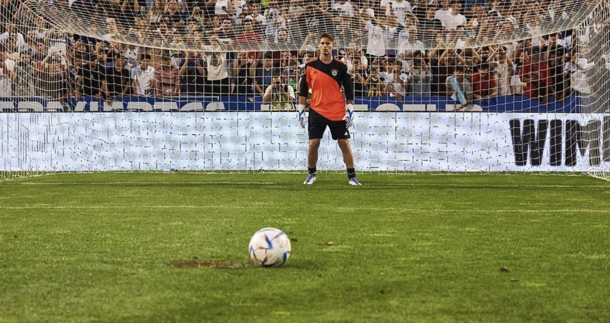 La viral reacción de Cacho y su hijo al abrir un sobre TOTY de EA ...