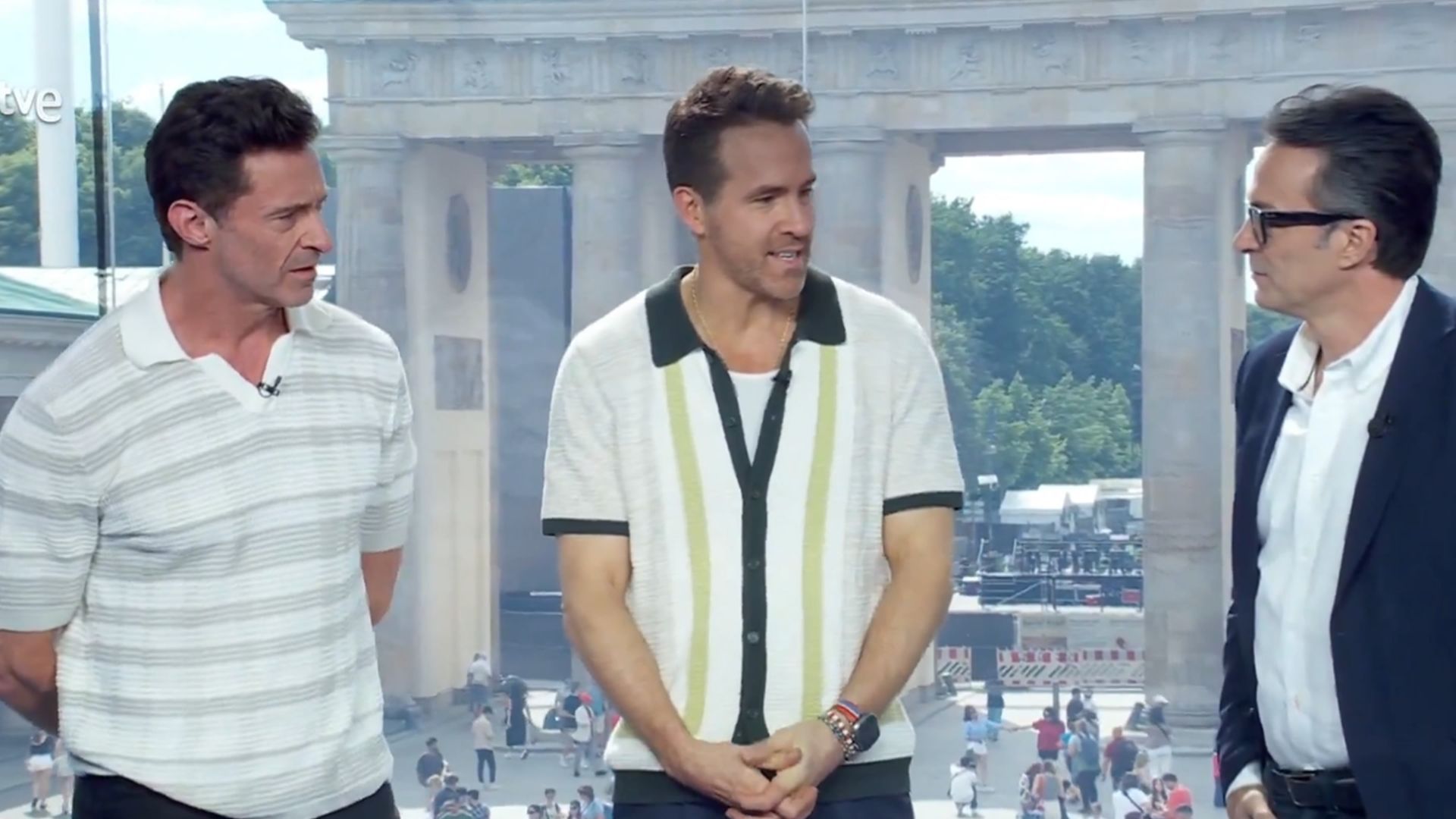 Ryan Reynolds y Hugh Jackman se cuelan en el plató de RTVE para ...