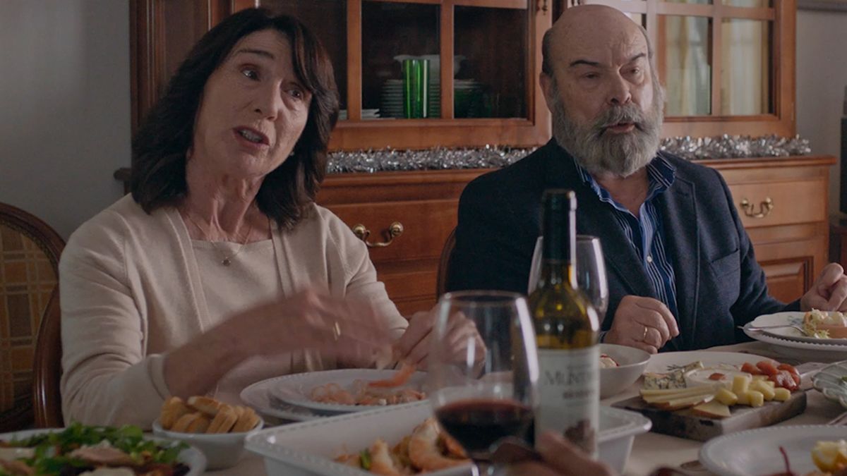 Antonio Resines y Gracia Olayo hacen una charada descoordinada en un clip en exclusiva de Un lío ...