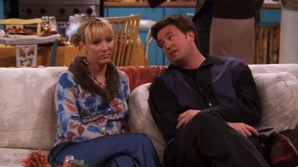Lisa Kudrow encuentra una nota que le dejó Matthew Perry hace 20 años en un objeto de Friends