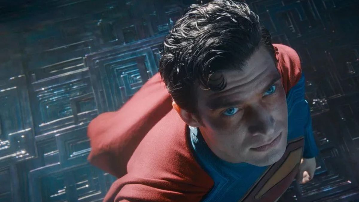 Superman demuestra por qué es el mayor superhéroe de la Tierra en el ...