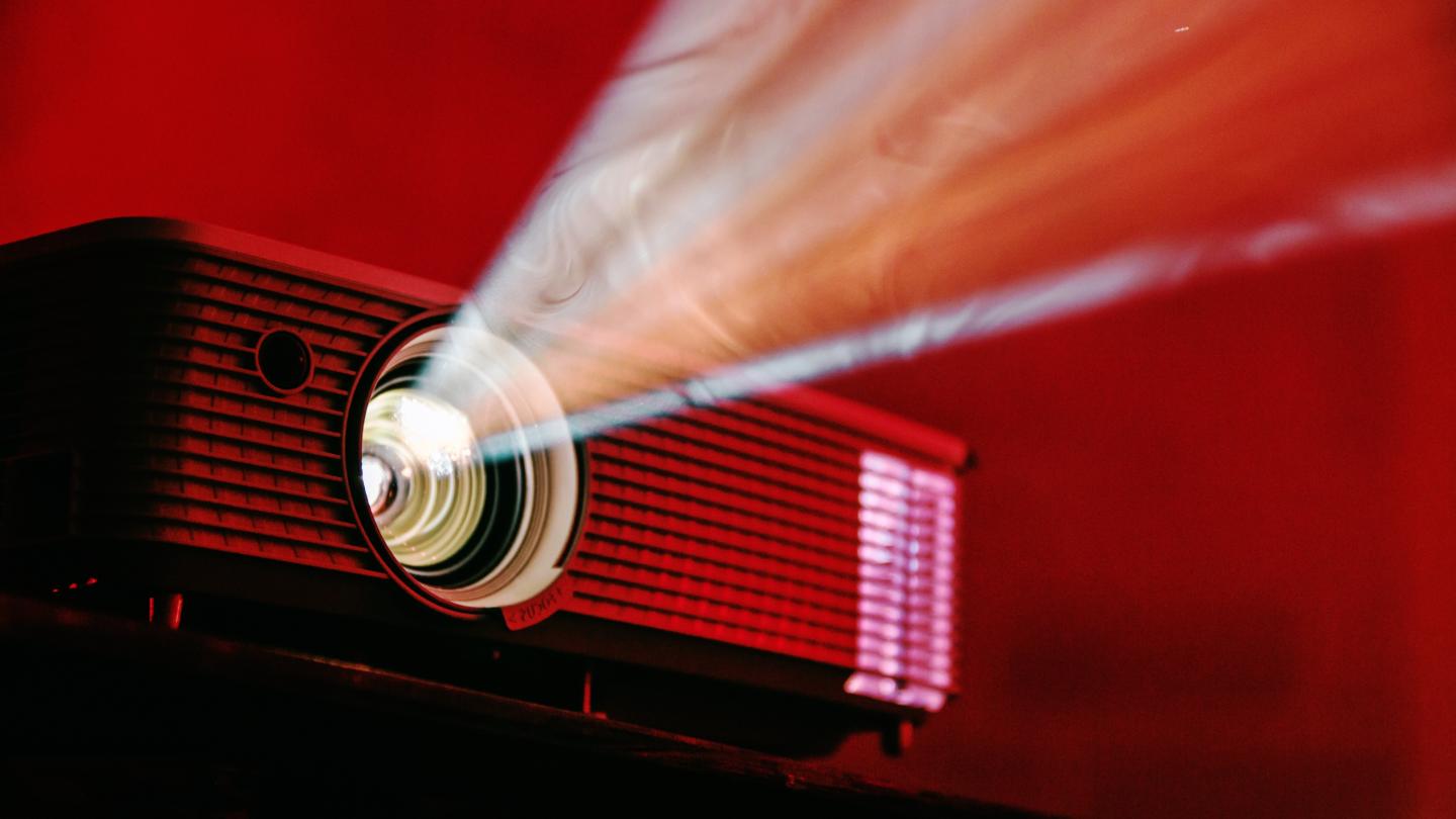 Convierte tu casa en un cine con este proyector: verás series y ...